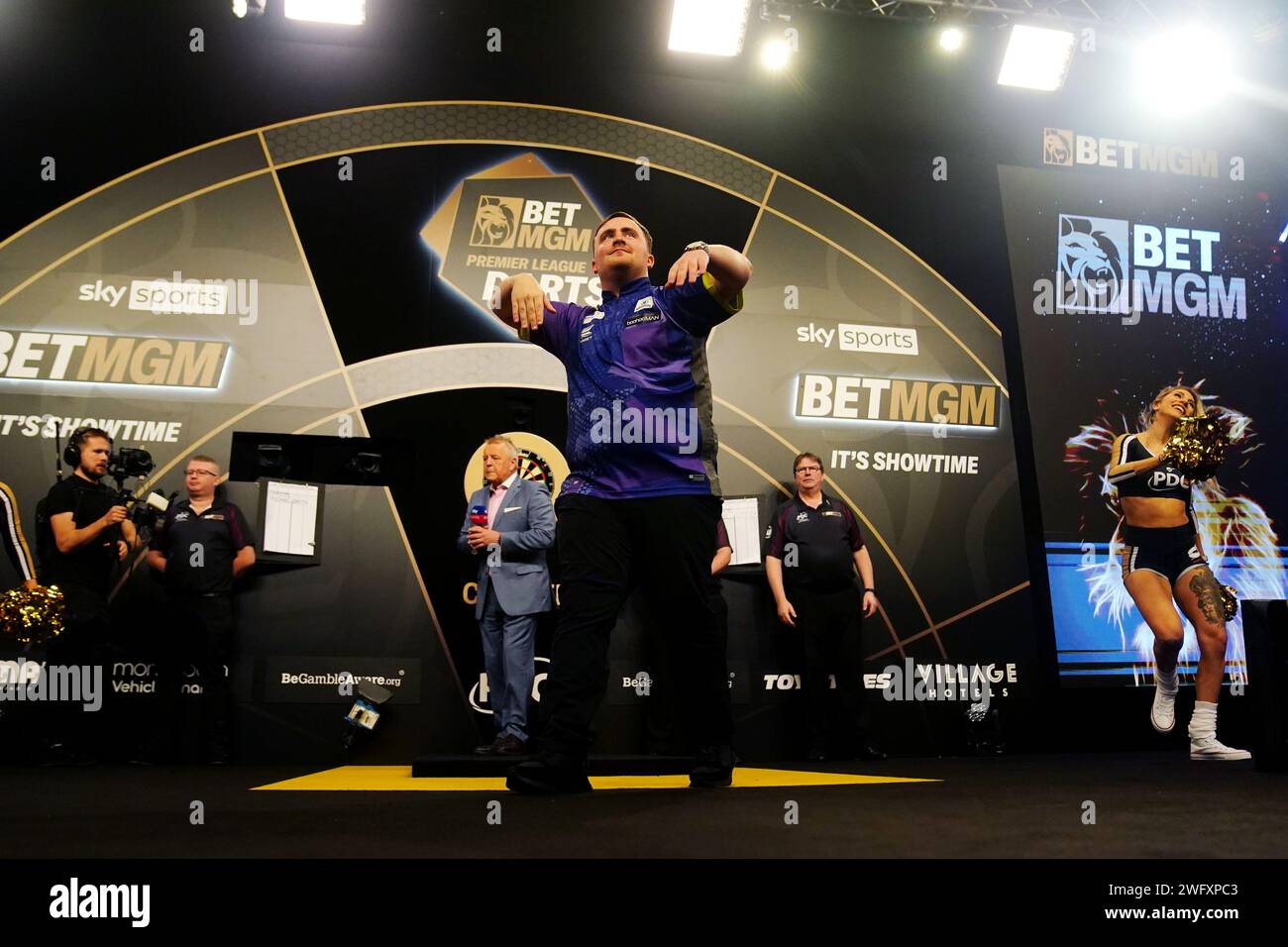 Luke Littler fait des gestes en avance sur leur match contre Michael ...