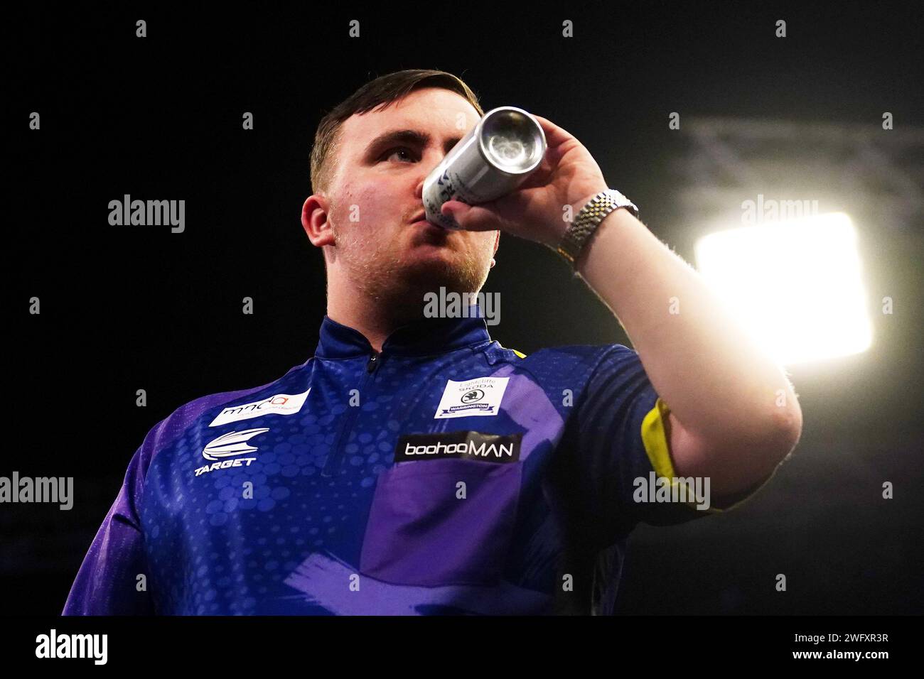 Luke Littler boit de l'eau lors de leur match contre Michael Smith (non ...