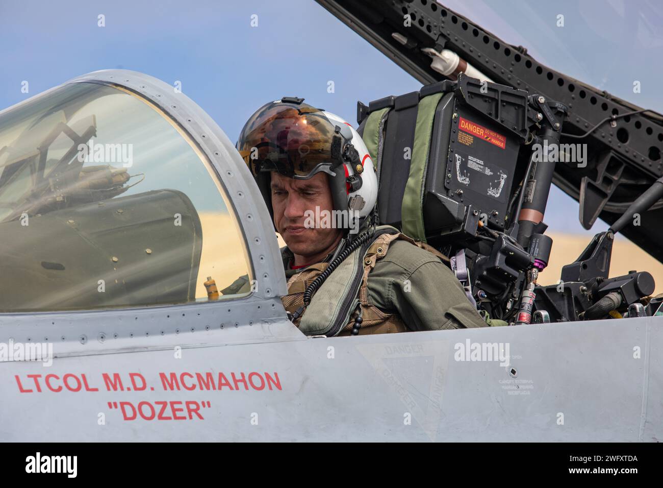 Le lieutenant-colonel Micheal McMahon, commandant de l'escadron d ...