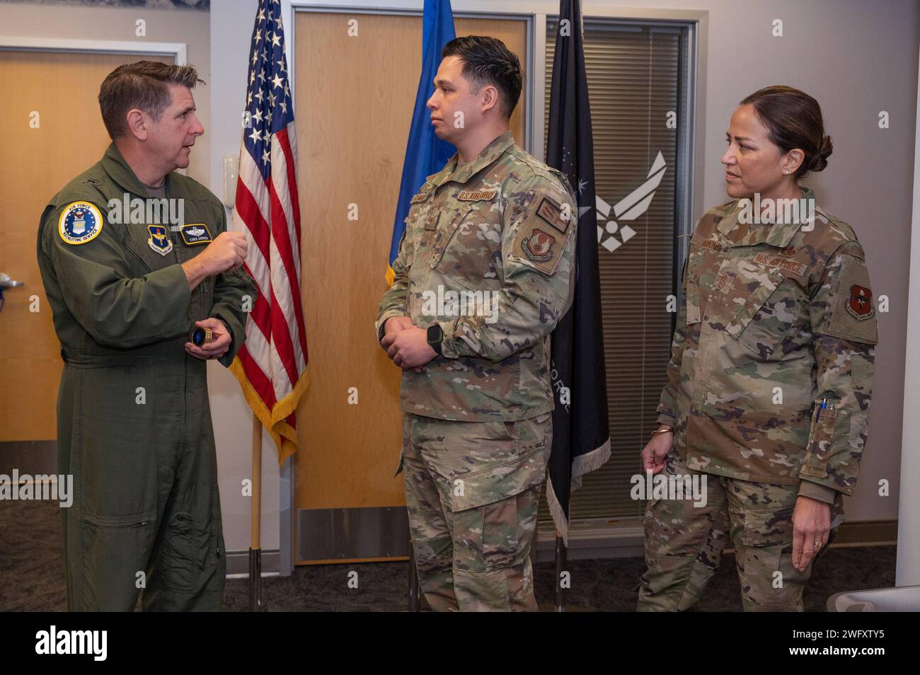 Brig. Le général Christopher R. Amrhein, à gauche, commandant du ...