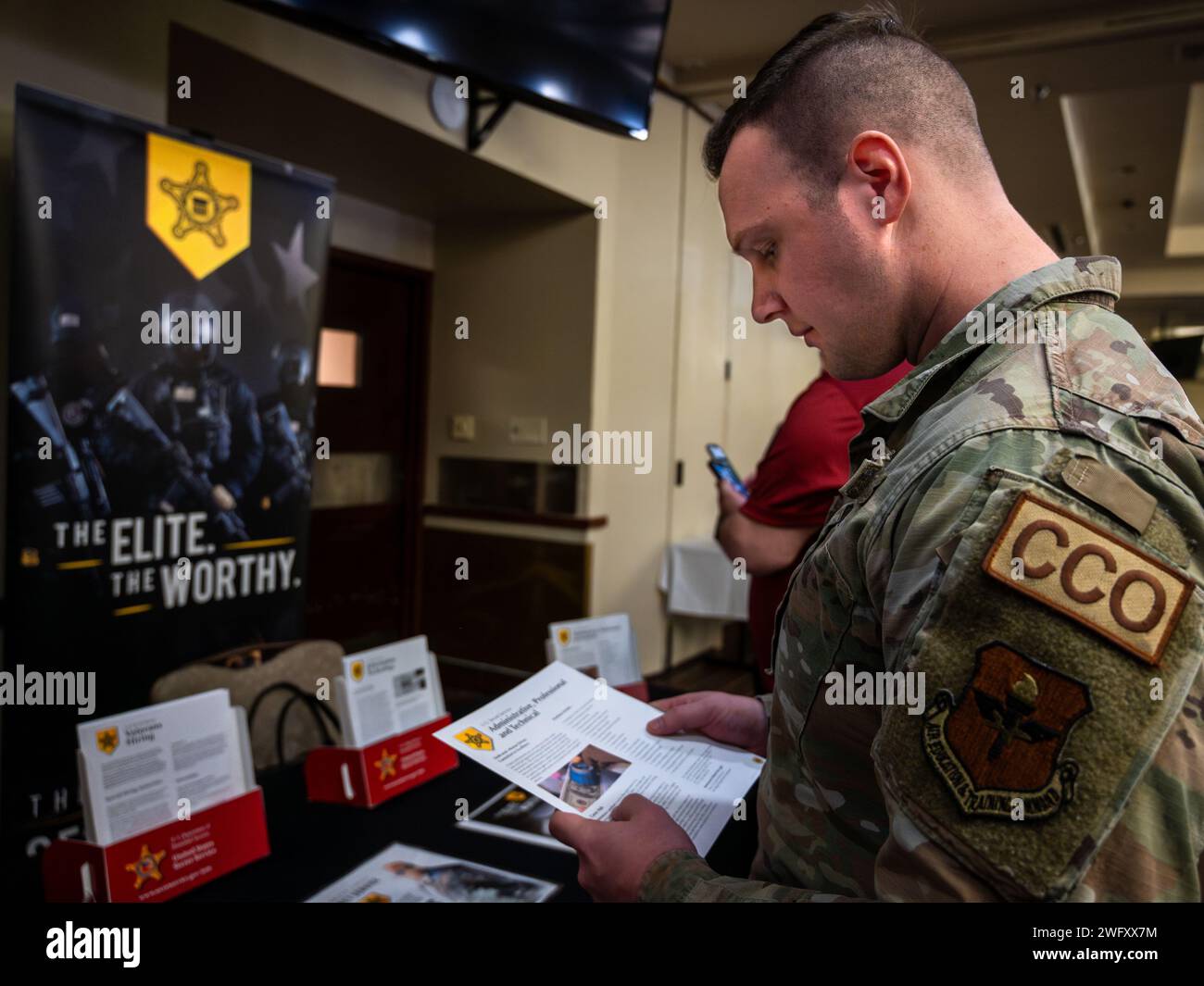 Le Sgt Jonathan Mullen, officier de sous-traitance du 56e Escadron ...