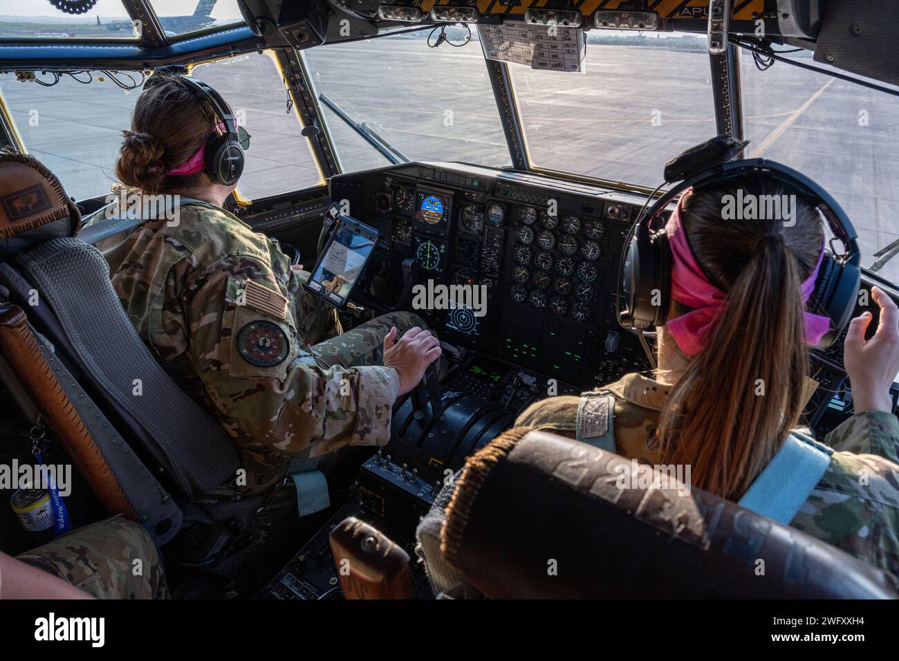 Le lieutenant-colonel Stacy Chapman, à gauche, et le capitaine Holly ...