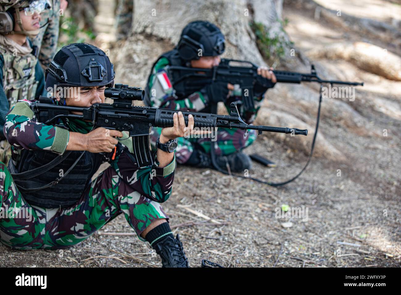 Deux militaires indonésiens tirent leur fusil d'assaut Pindad SS1 sur ...