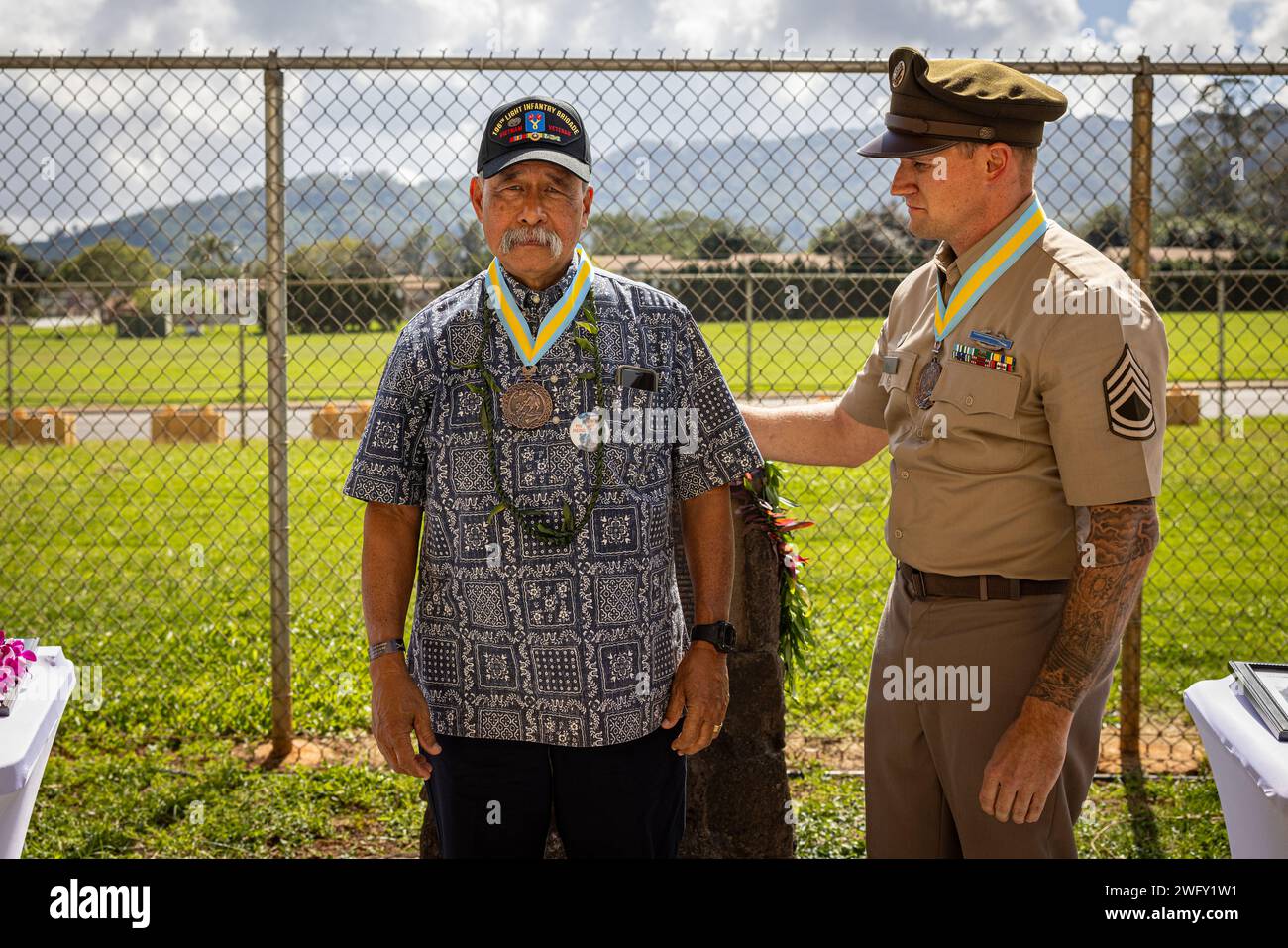 Allen Hoe, père du 1e lieutenant Nainoa K. Hoe, reçoit un médaillon de ...