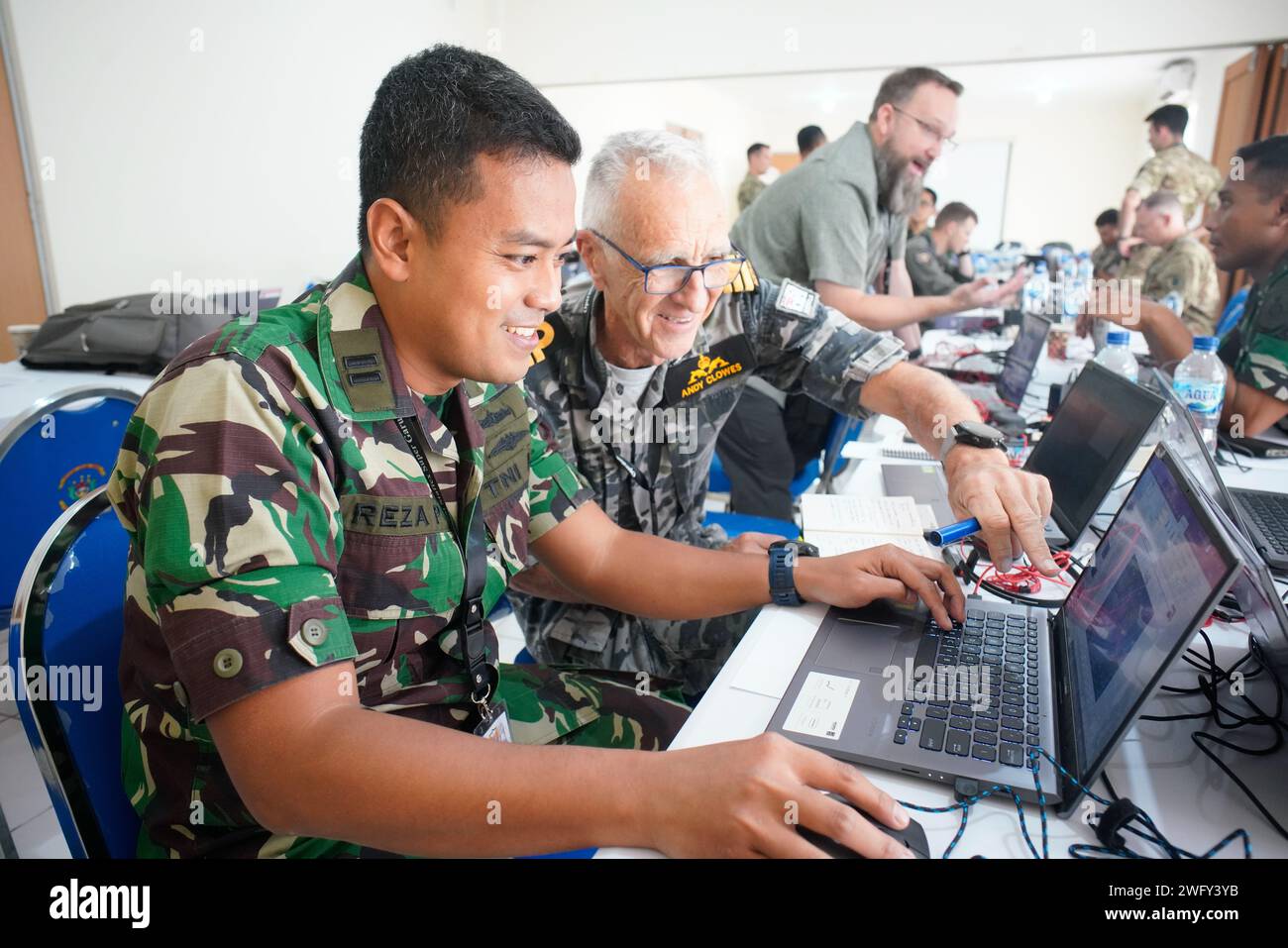 LE CMDT Andrew Clowes, de la Royal Australian Navy, et le lieutenant ...
