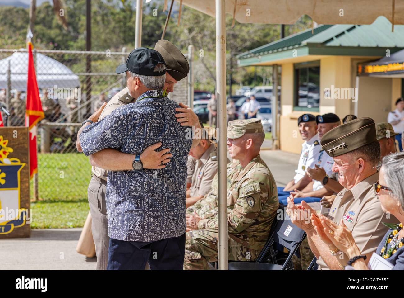 Le lieutenant général John R. Evans, commandant général de la 25e ...