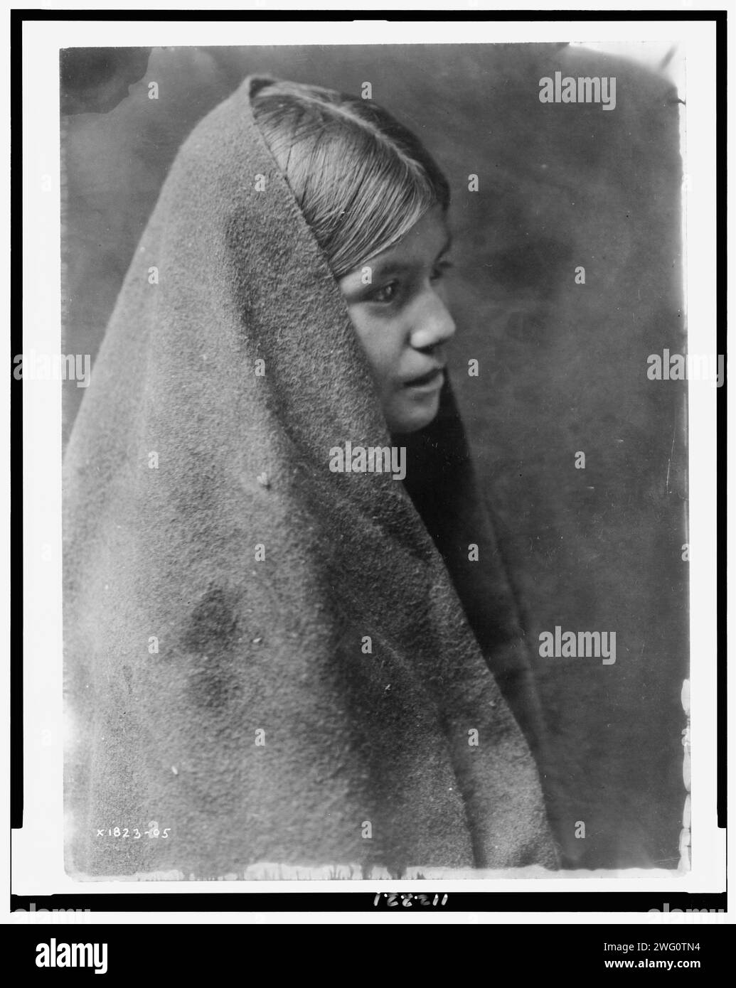 Indian girl portrait profile Banque d'images noir et blanc - Alamy