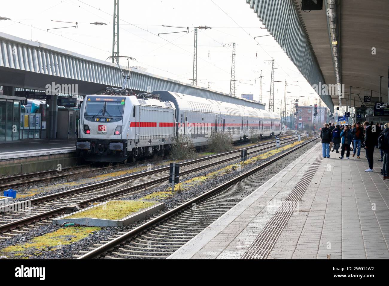 Eisenbahnverkehr am Münster Hauptbahnhof. Intercity Zug IC2 ...