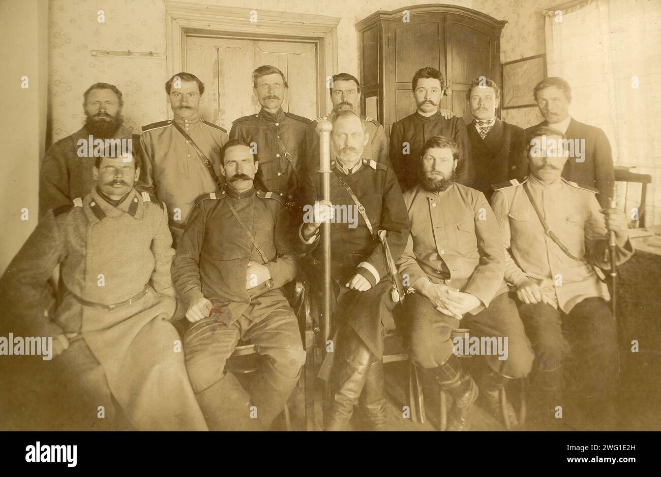 Chefs de village et d'établissements, 1909. Cette image est tirée de Tipy kazakov : Sibirskie ...