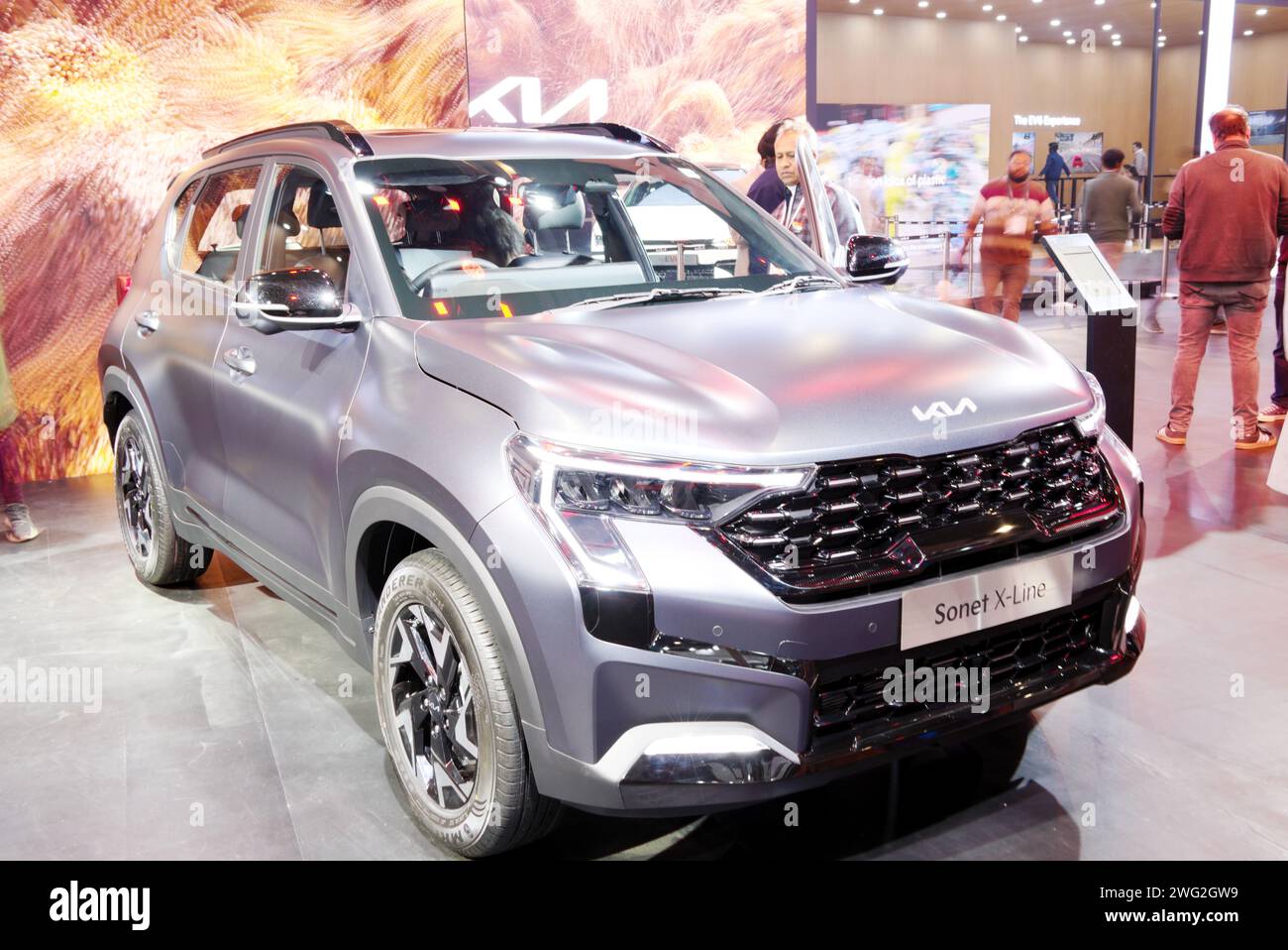 New Delhi - 1er février 2024 : la voiture SONET X-Line de Kia Motors est exposée au salon Bharat ...