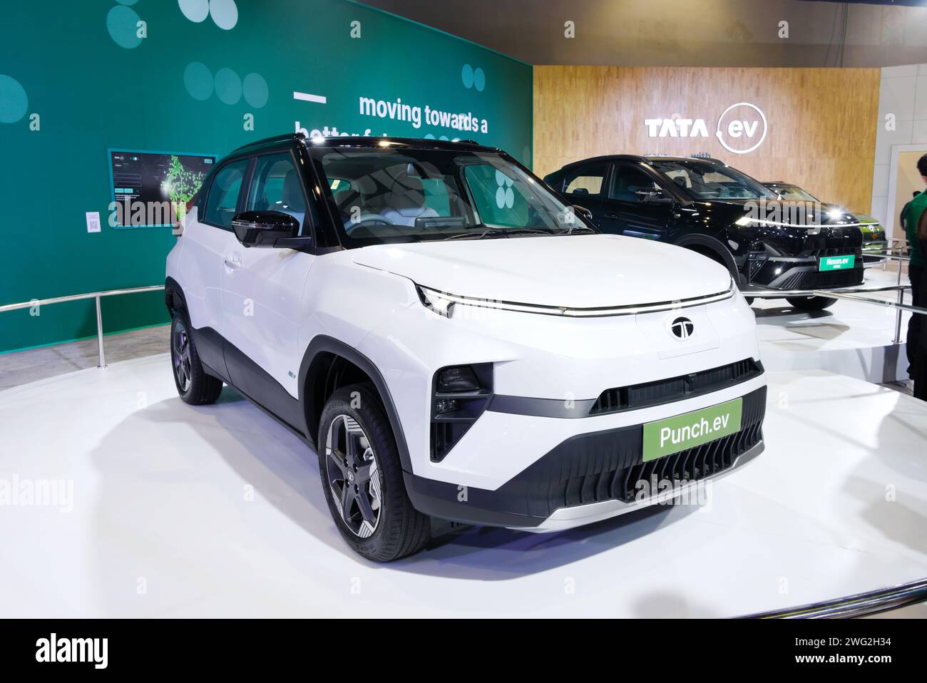 New Delhi - 1er février 2024 : la voiture Punch.ev de Tata Motors est exposée à la Bharat ...