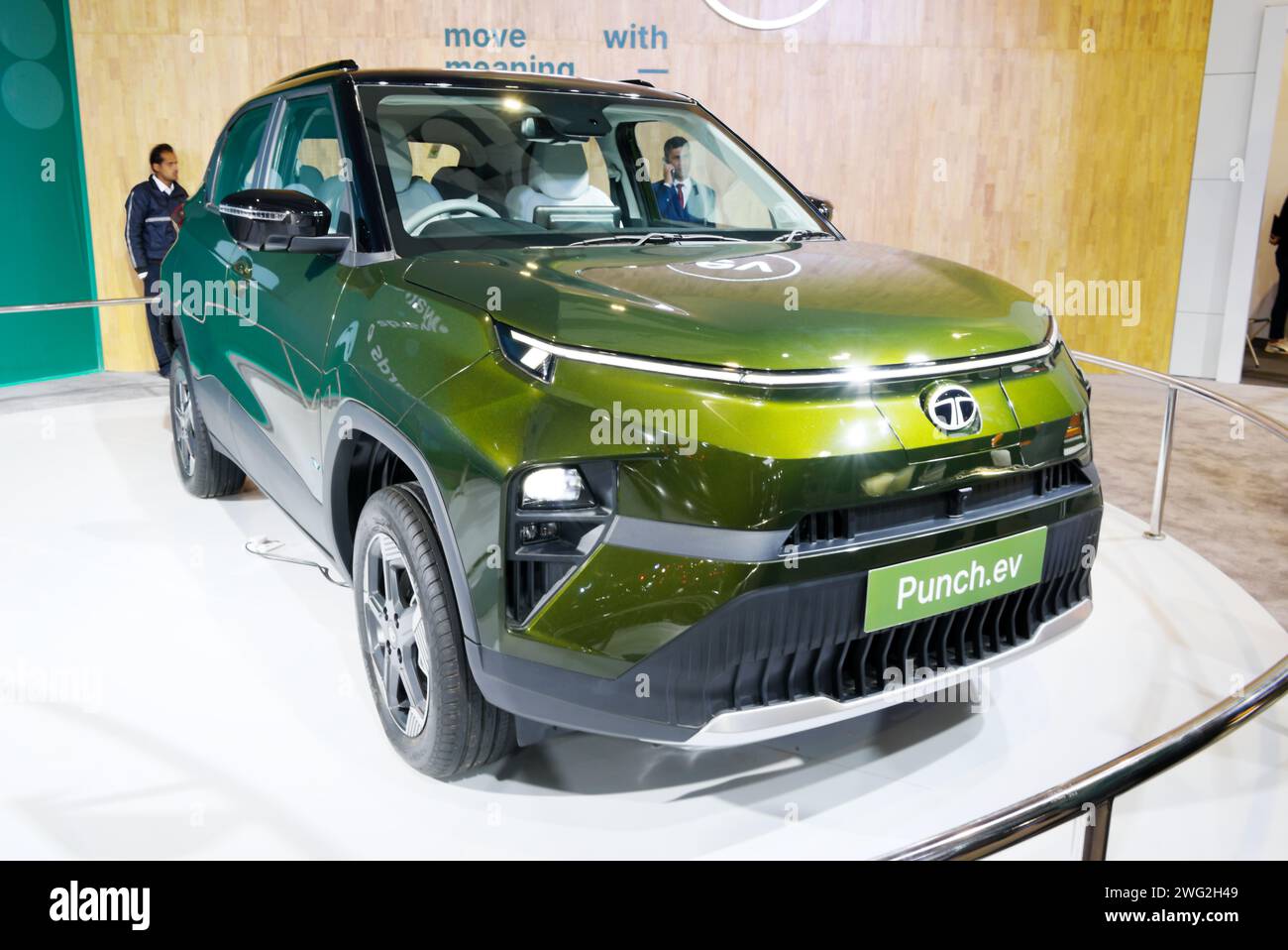 New Delhi - 1er février 2024 : la voiture Punch.ev de Tata Motors est exposée à la Bharat ...