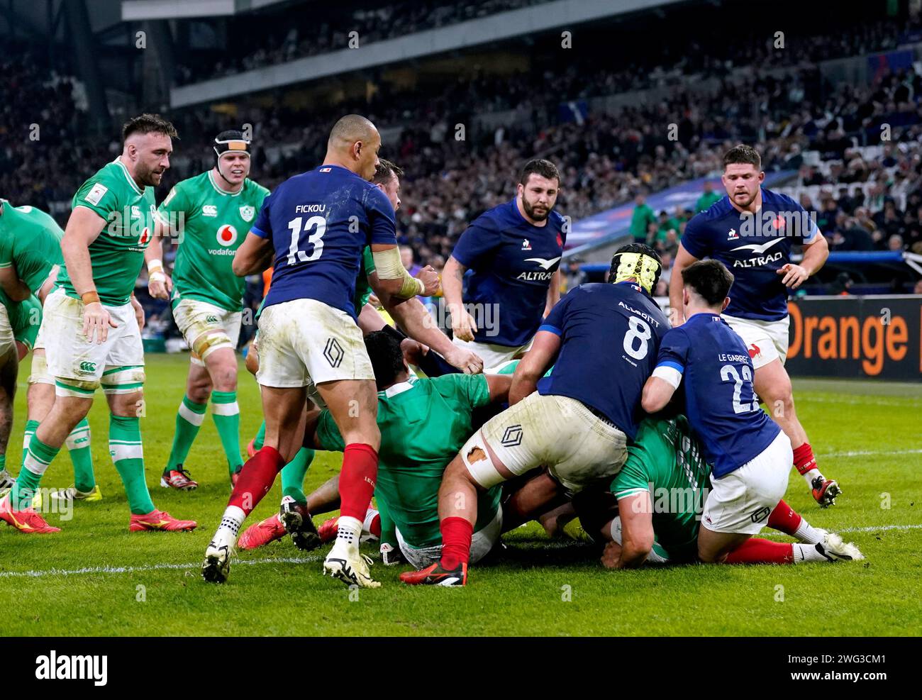 L'Irlandais Ronan Kelleher (bloqué) marque le cinquième essai de leur ...