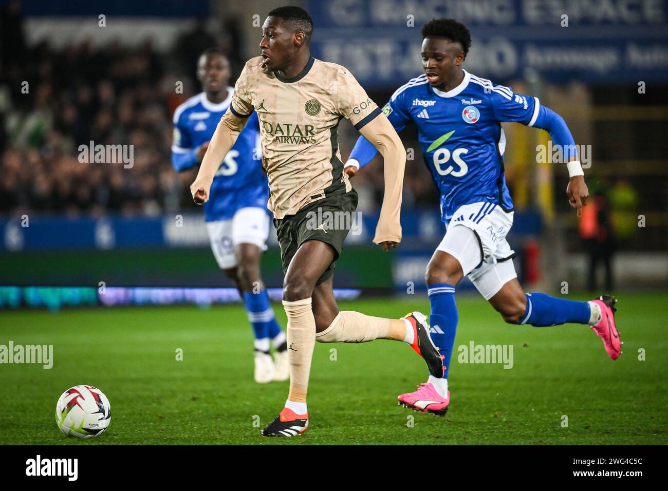 Randal KOLO MUANI du PSG et Marvin SENAYA de Strasbourg lors du match ...