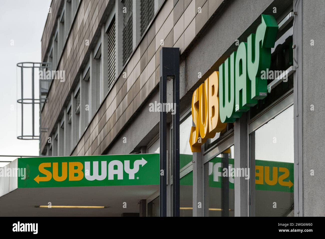 Subway-Kettenlogo an Geschäftsfassade 03.02.2024, Limburg : Symbolfoto ...