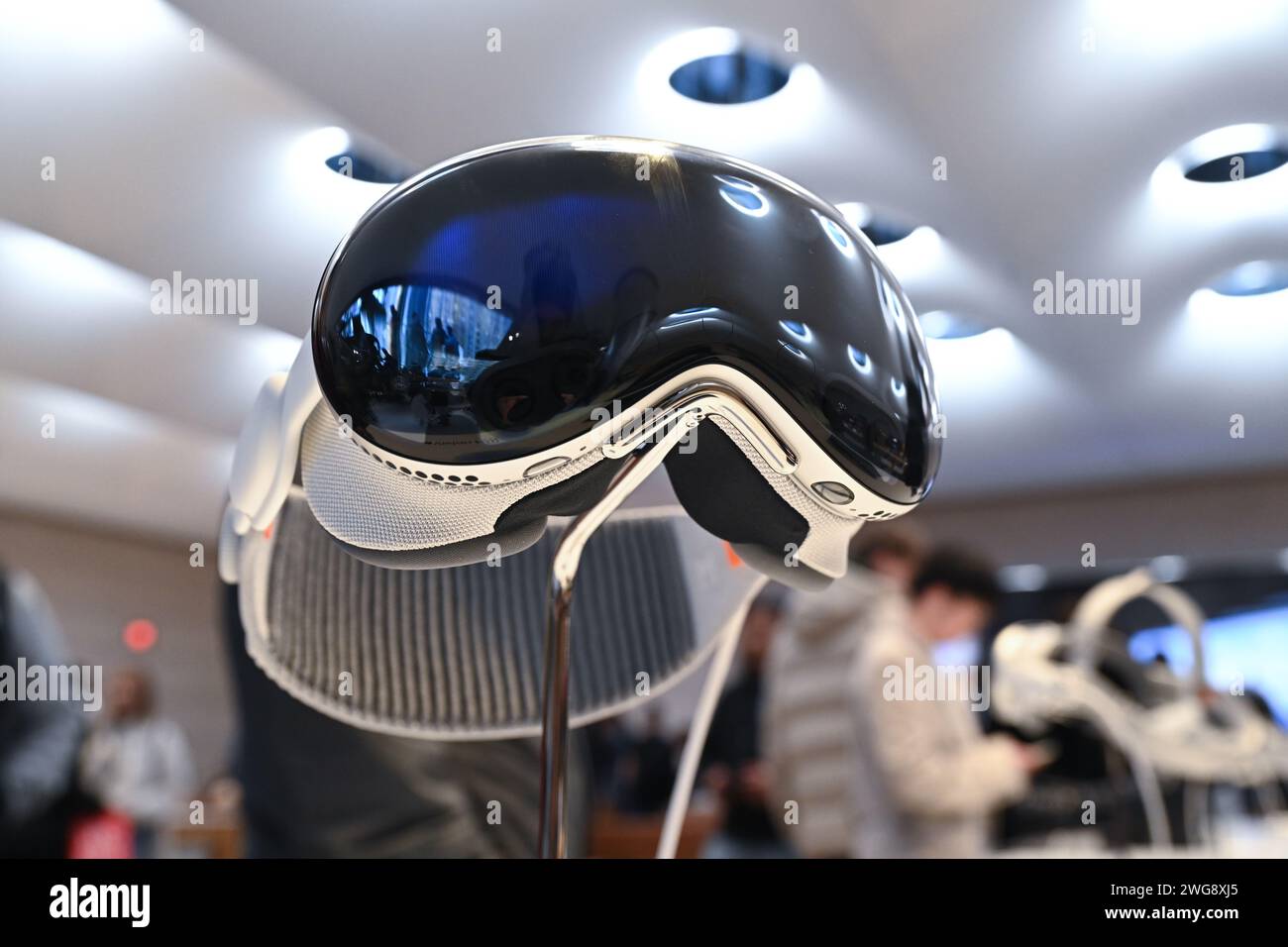 Le casque Apple Vision Pro est exposé au Fifth Avenue Apple Store à New York. Le Vision Pro, le ...