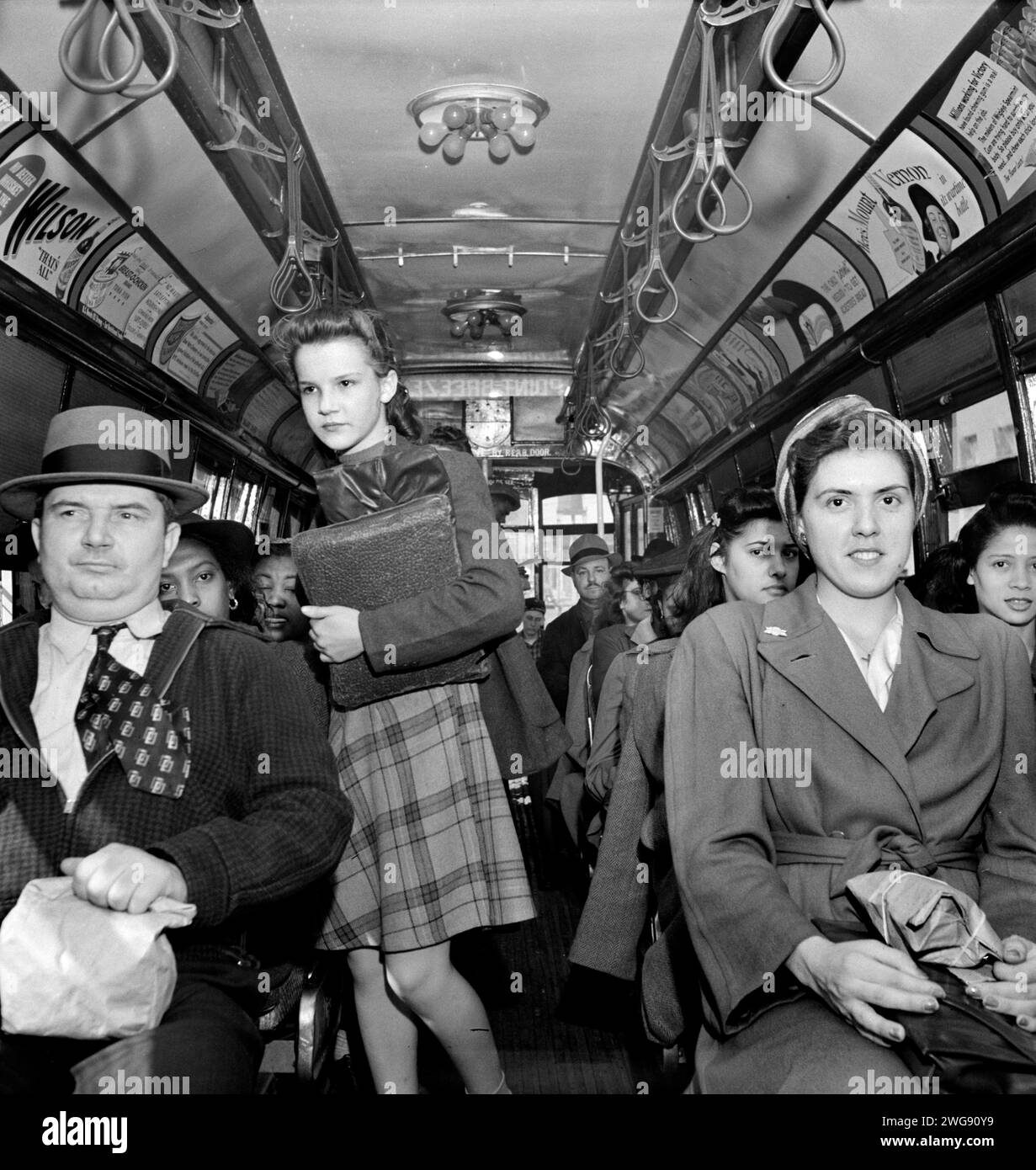 Transport en commun des années 1940 Banque d'images noir et blanc - Alamy