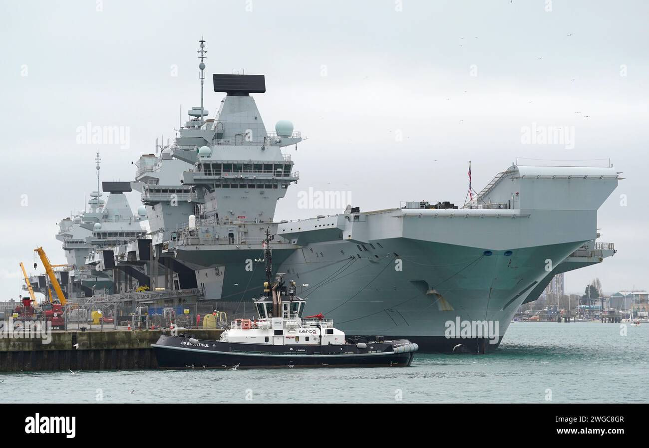 Les porte-avions de la Royal Navy HMS Queen Elizabeth (à droite) et HMS ...