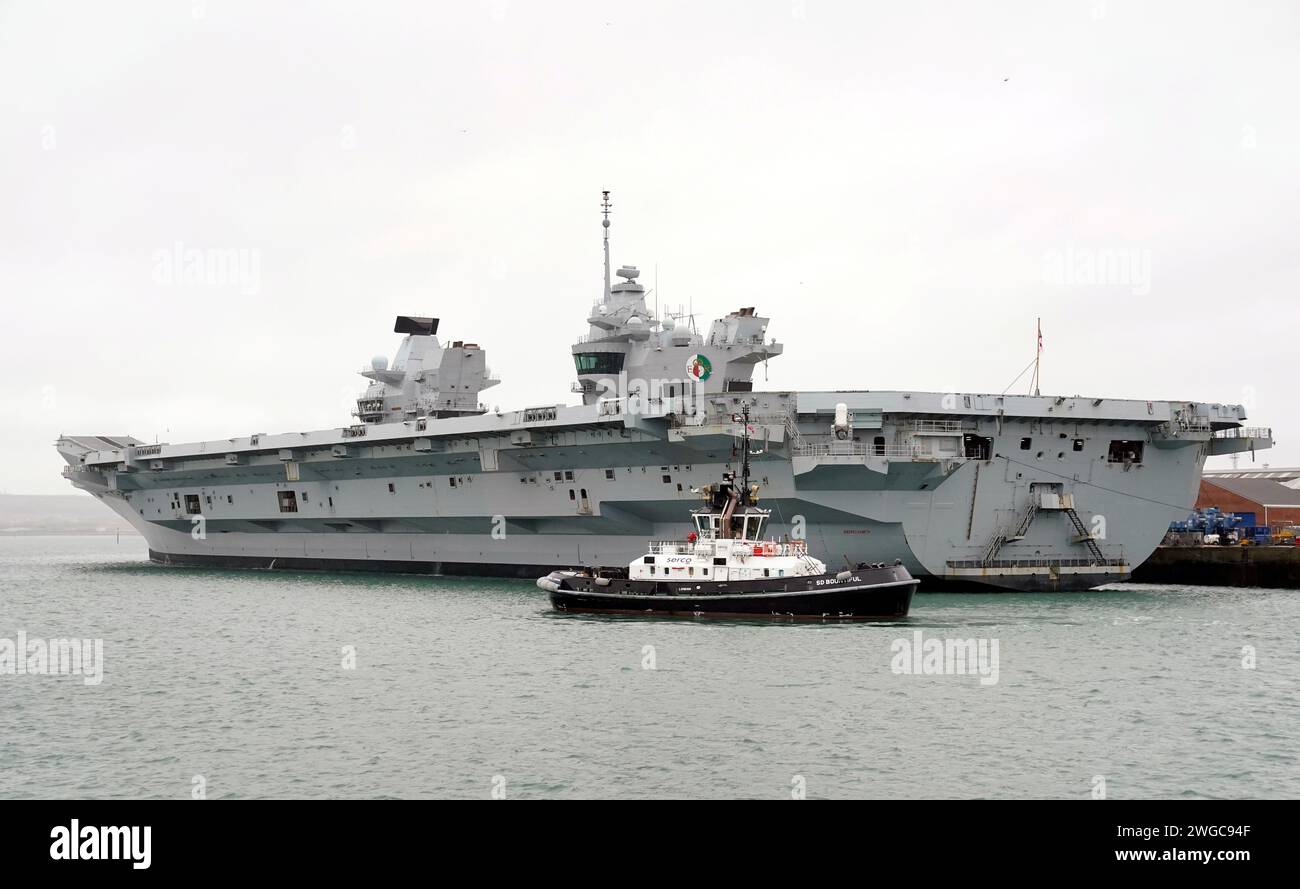 Le porte-avions de la Royal Navy HMS Queen Elizabeth à côté de HMNB ...