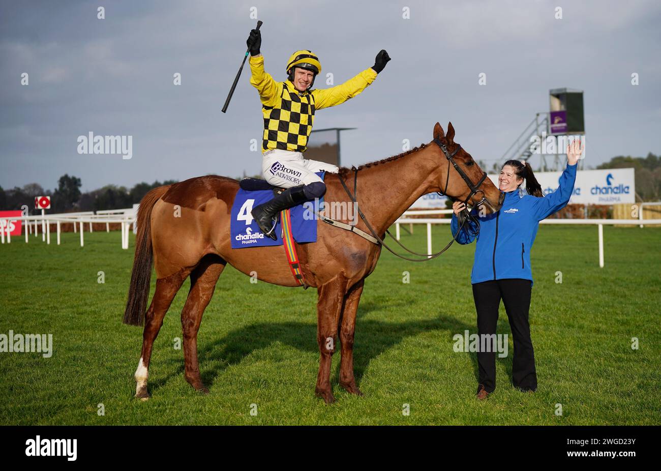 Le jockey Paul Townend (à gauche) célèbre avec Rachel Robinsaprès avoir ...