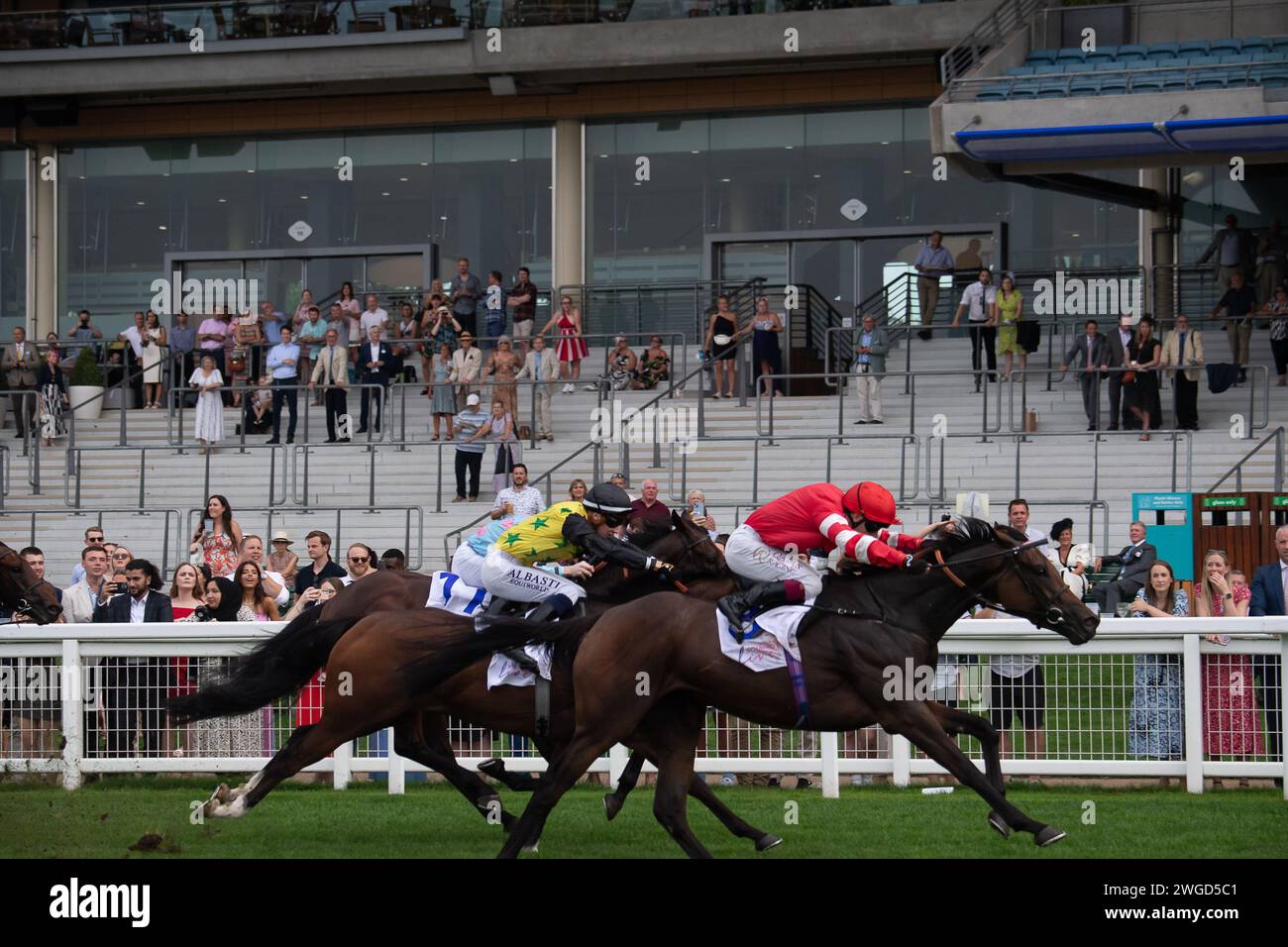 Ascot, Royaume-Uni. 8 septembre 2024. Le cheval Zouzanna monté par le ...