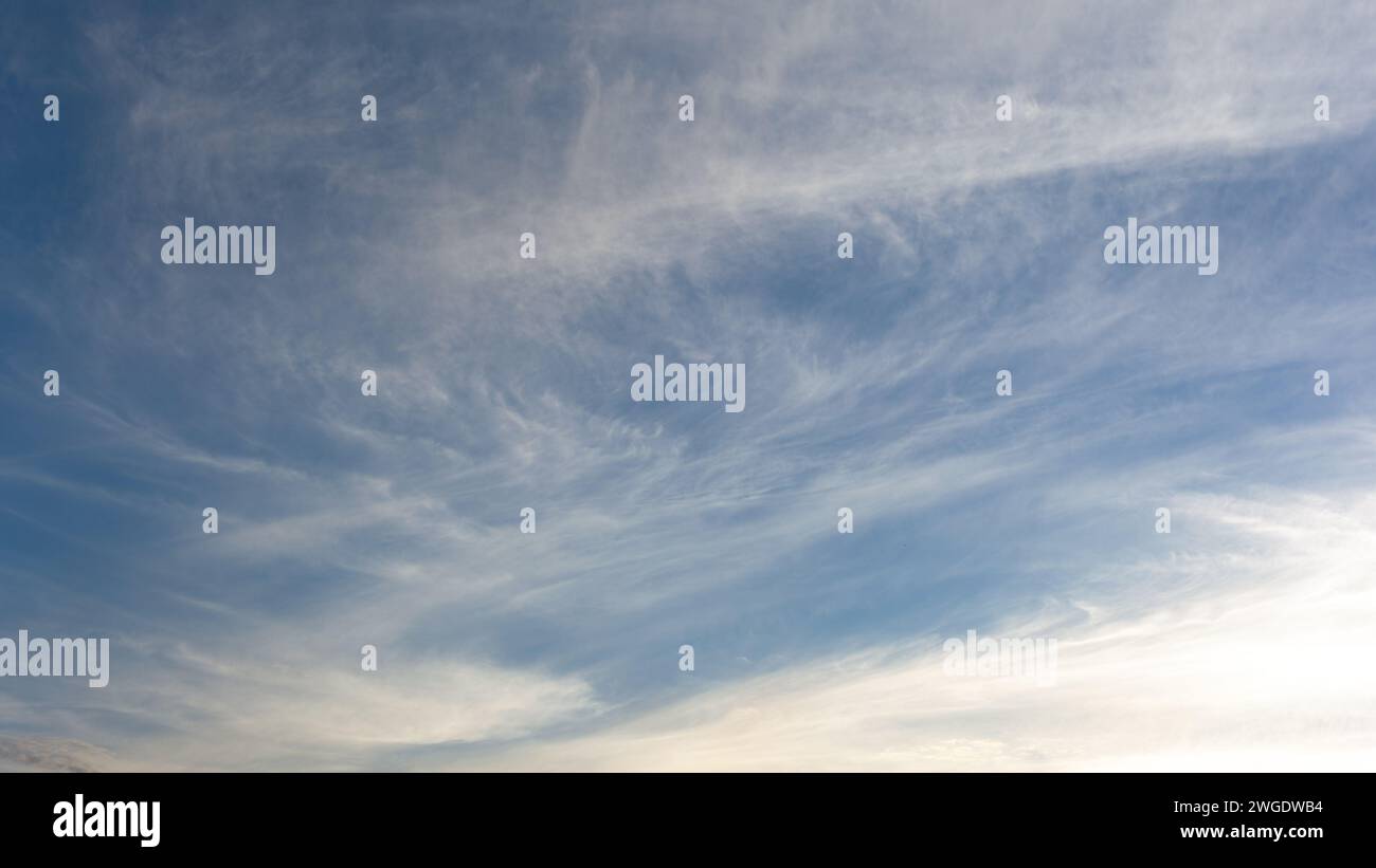 Ciel pâle bleu clair avec des nuages Banque de photographies et d ...
