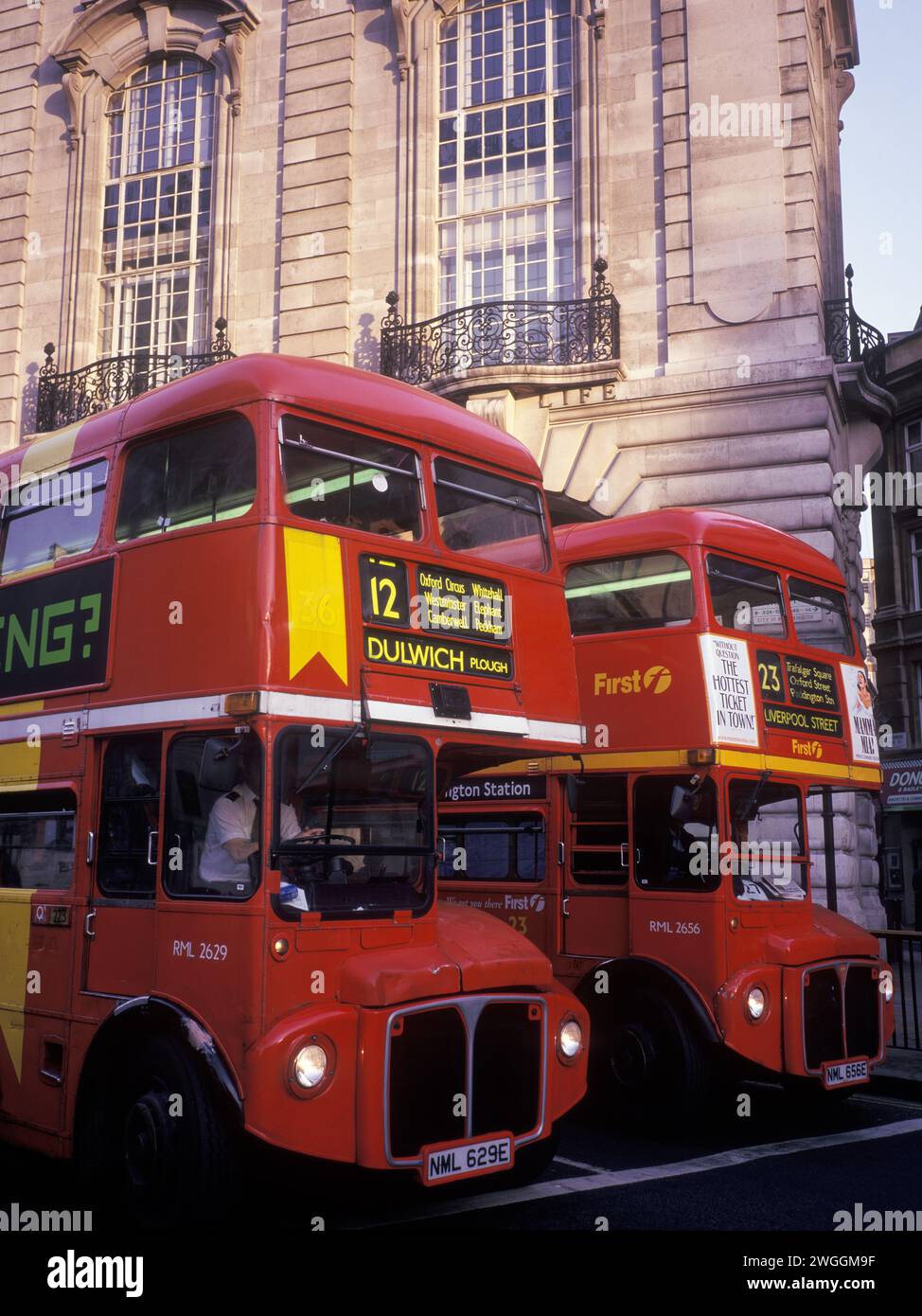 Feux rouges bus londres Banque de photographies et d’images à haute ...