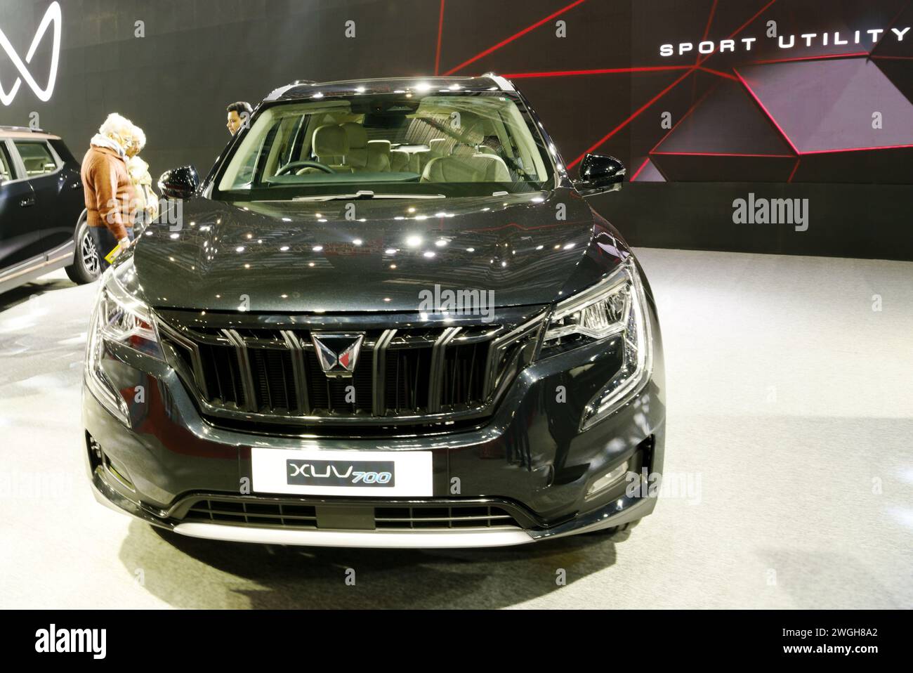 New Delhi - 1er février 2024 : la voiture Mahindra XUV 700 est exposée au salon Bharat Mobility ...