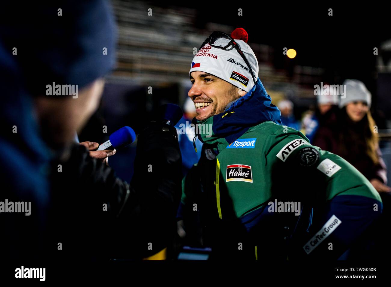 Le biathlète tchèque Michal Krcmar s’entretient avec un journaliste ...