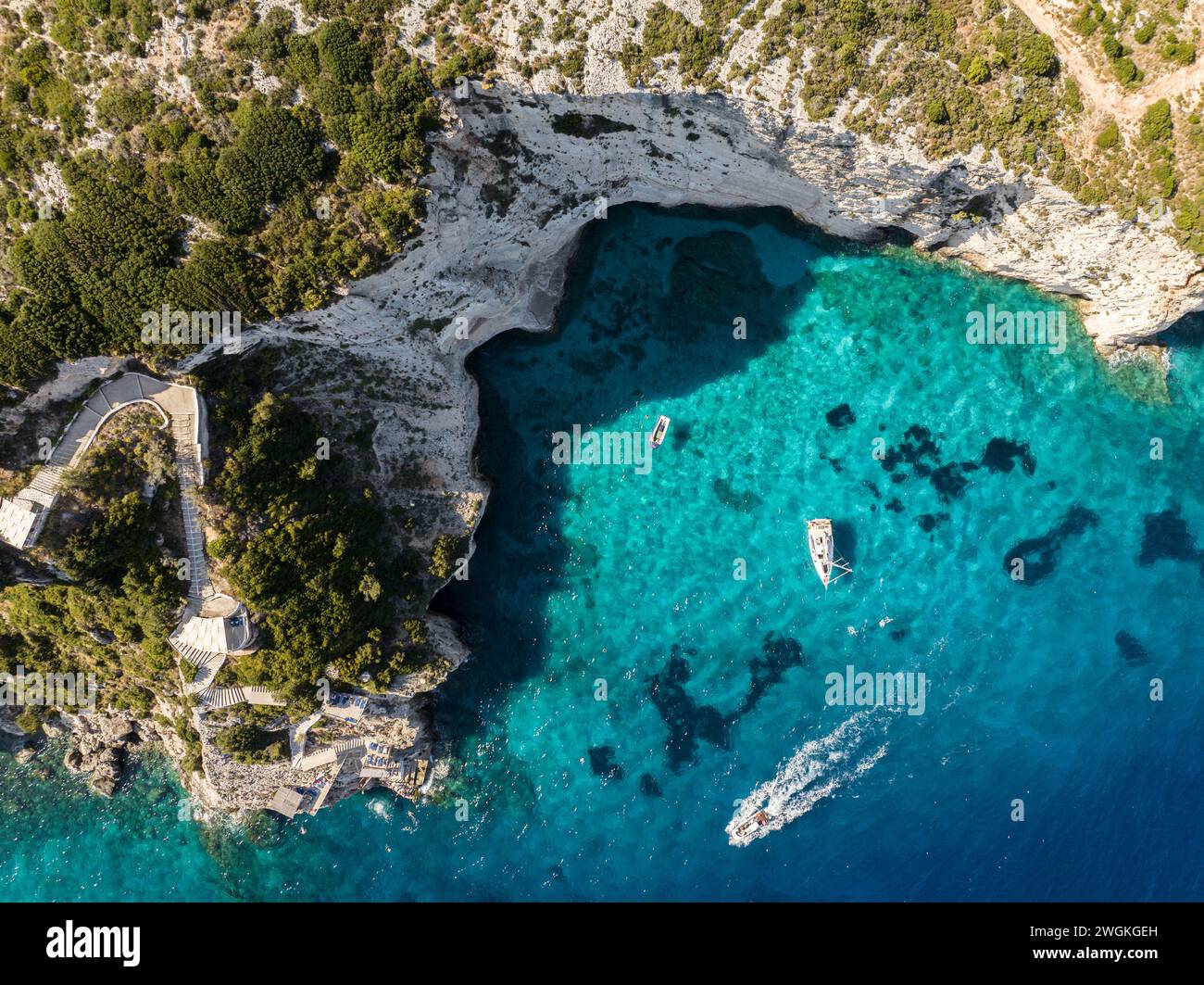 Grottes bleues situées entre Aghios Nikolas et Cape Skinnari. Grottes ...
