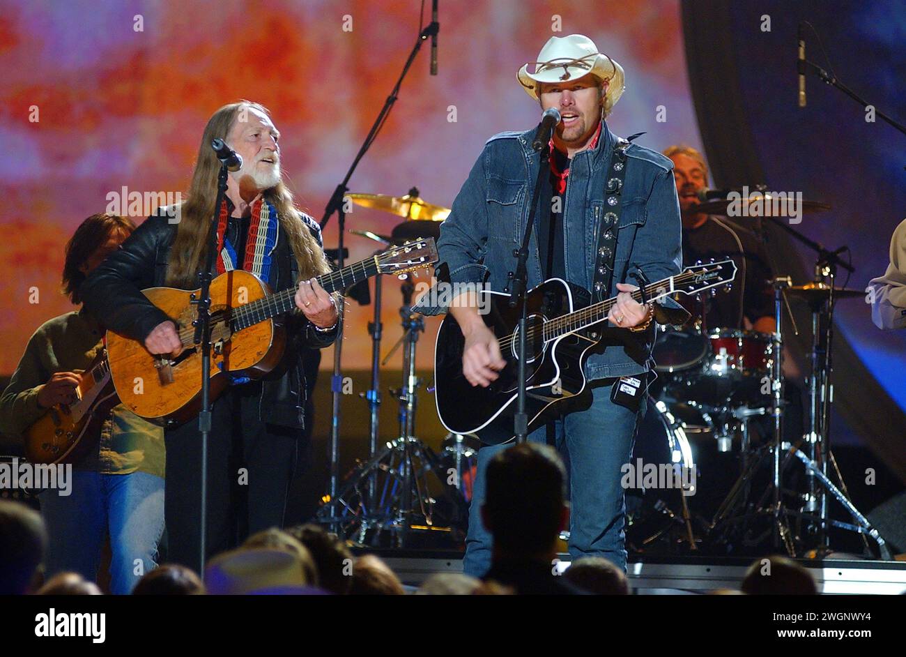 **FICHIER PHOTO** Toby Keith est décédé. Willie Nelson et Toby Keith ...