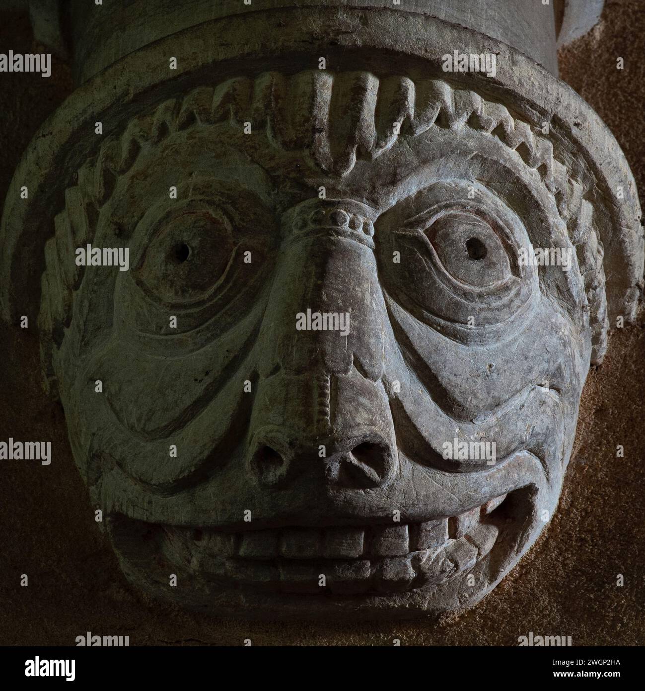 Dents tombales nues sur visage grotesque, sculptées dans les années ...