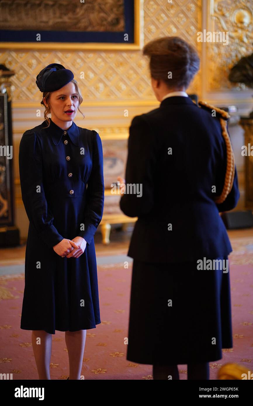Madeleine Davidson-Houston reçoit la Médaille de galanterie de la Reine ...