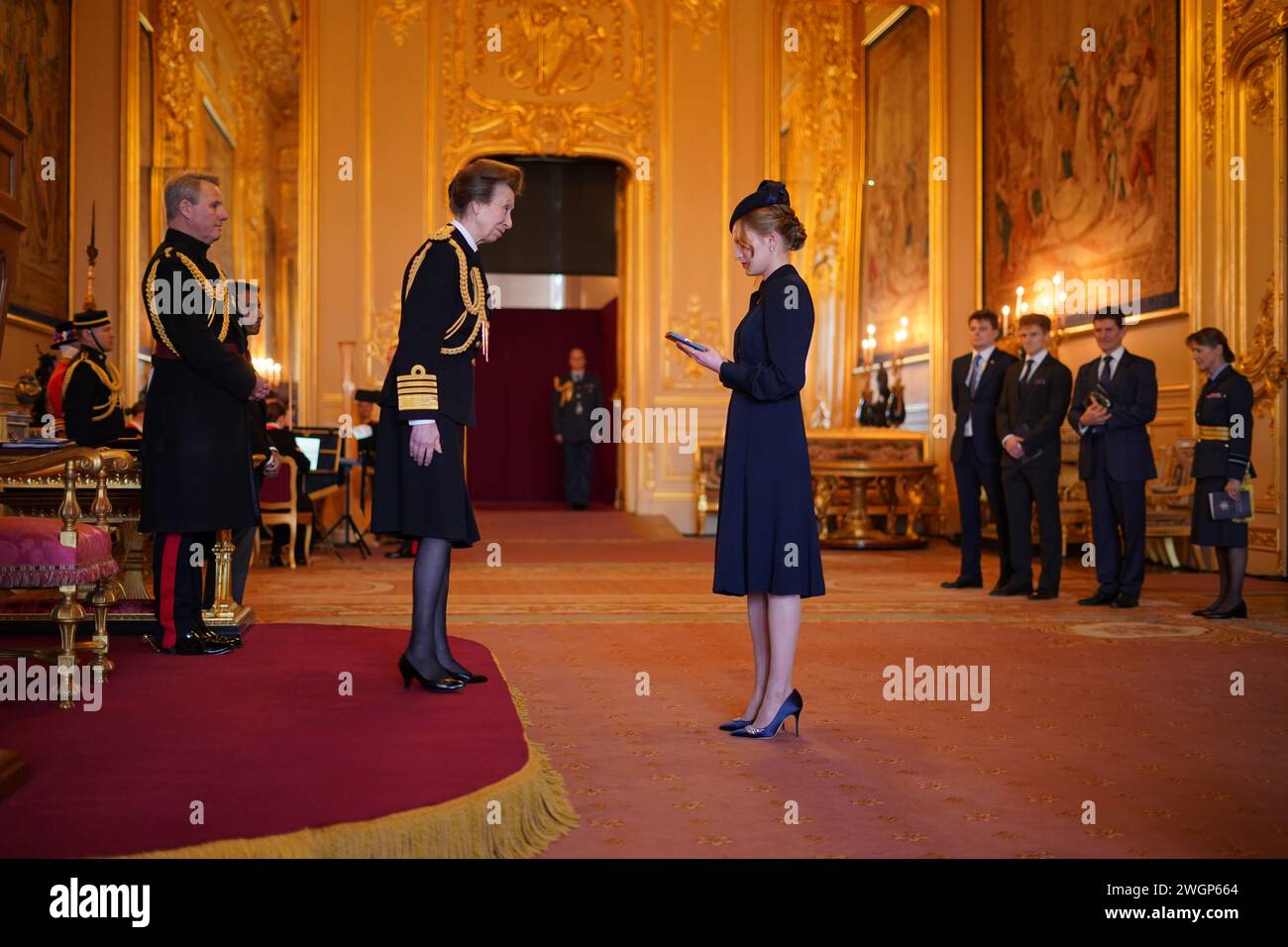 Madeleine Davidson-Houston reçoit la Médaille de galanterie de la Reine ...