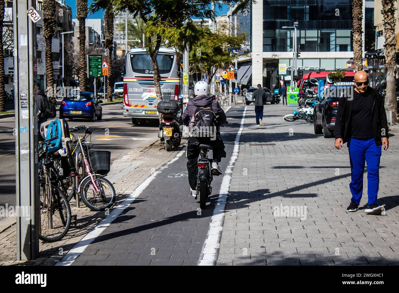 Tel Aviv, Israël – 6 février 2024 personnes se promenant dans les rues ...