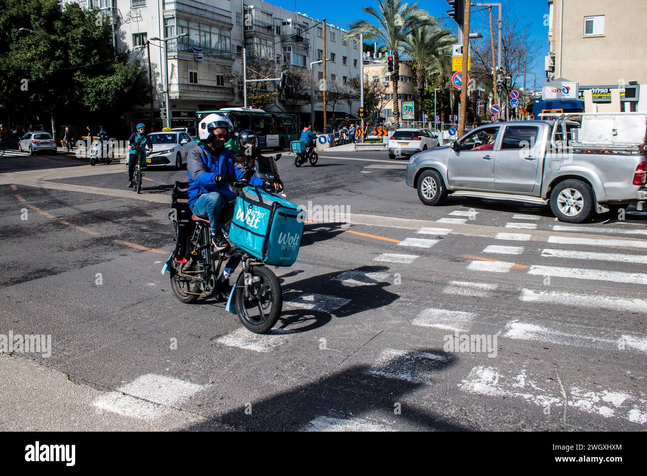 Tel Aviv, Israël – 6 février 2024 personnes se promenant dans les rues ...