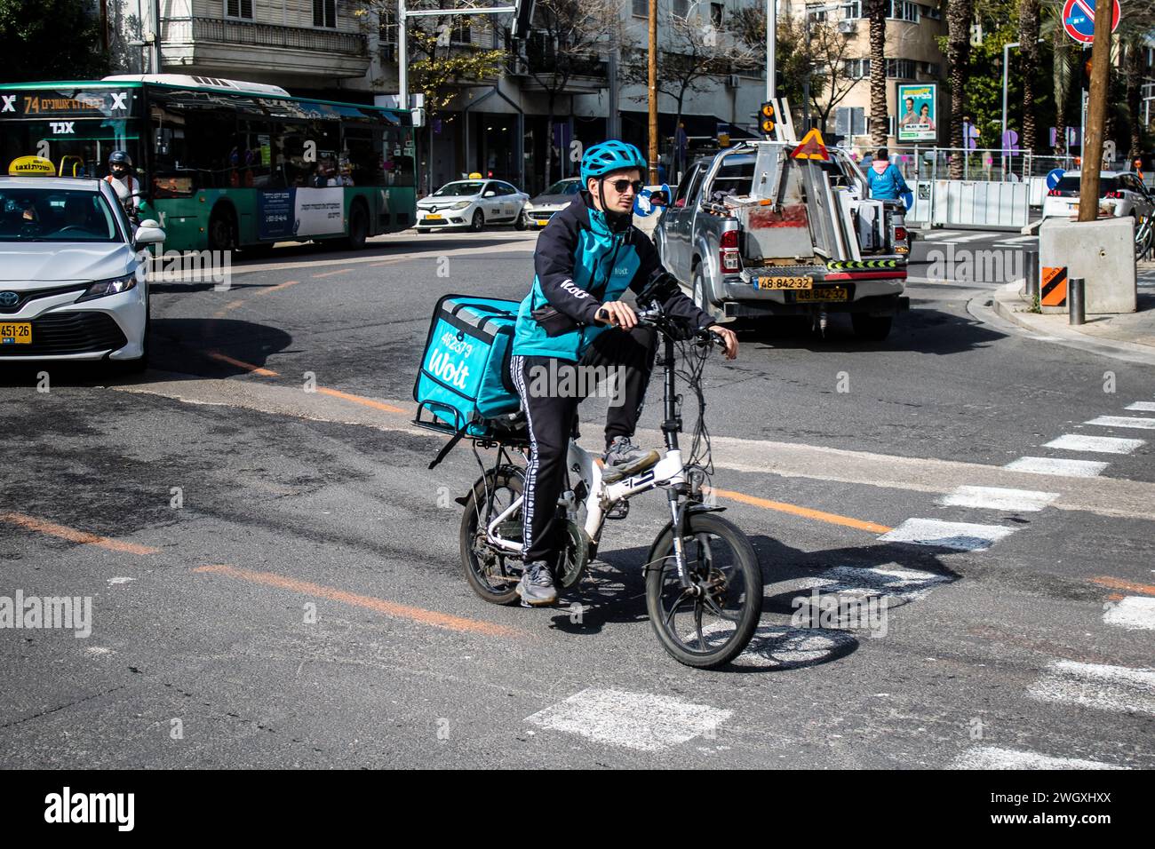 Tel Aviv, Israël – 6 février 2024 personnes se promenant dans les rues ...
