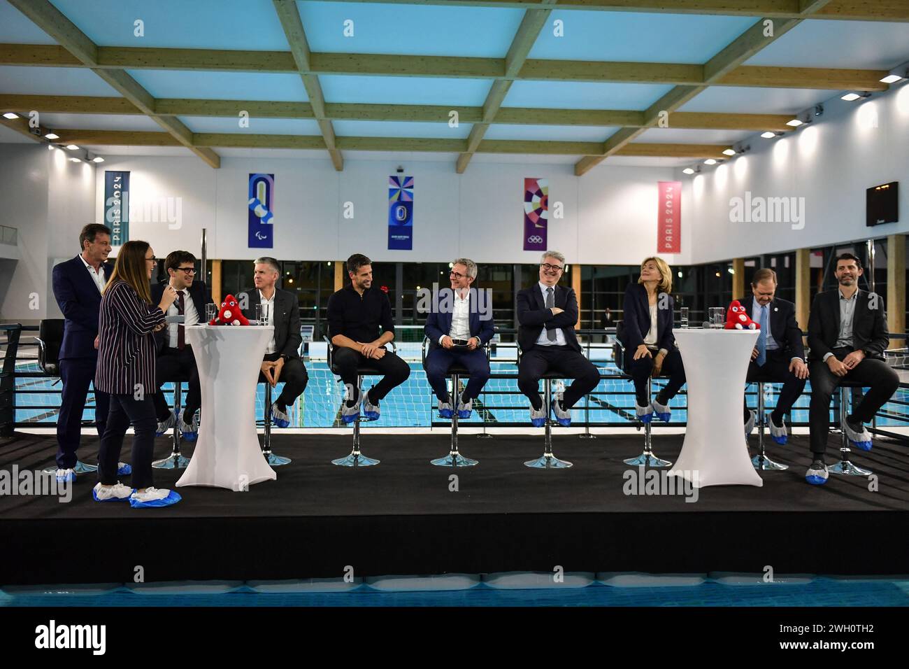Maire de Saint Denis Mathieu Hanotin (l), Président de Paris 2024, Tony ...