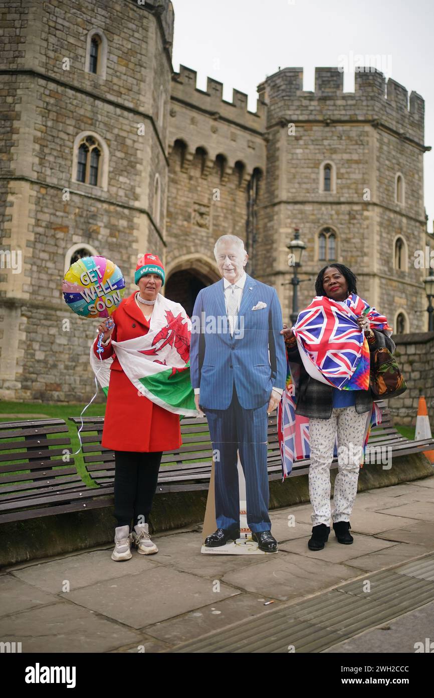 Wellwishers Anne Daley (à gauche), de Cardiff, et Grace Gothard, de ...