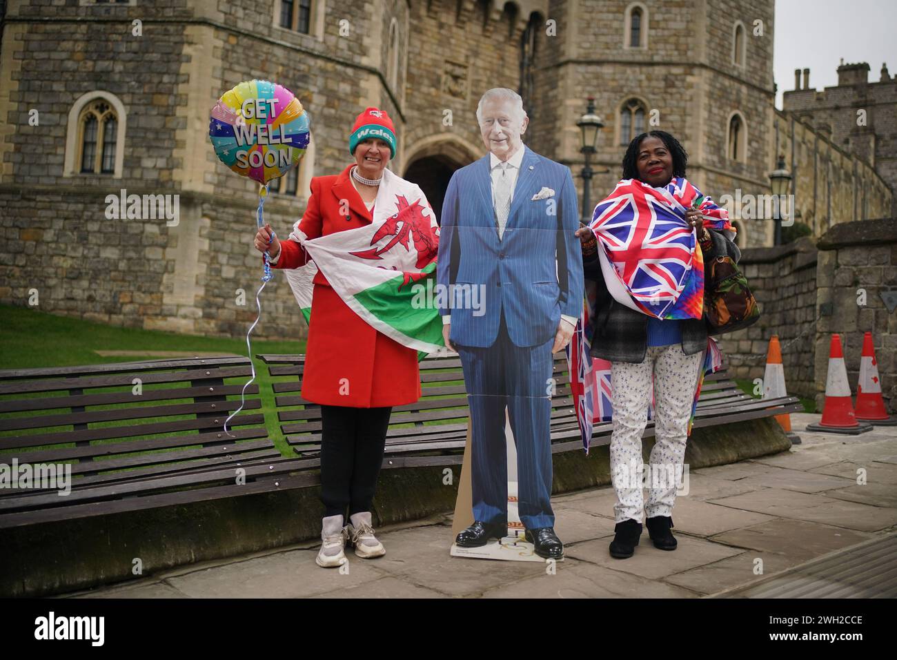 Wellwishers Anne Daley (à gauche), de Cardiff, et Grace Gothard, de ...