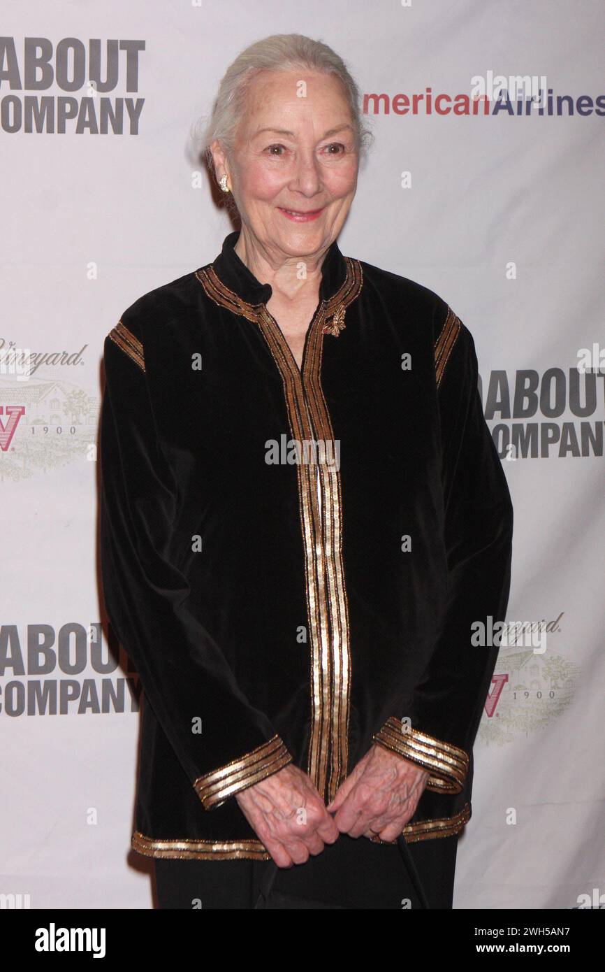 Rosemary Harris arrive à la soirée d'ouverture pour la production de la ...