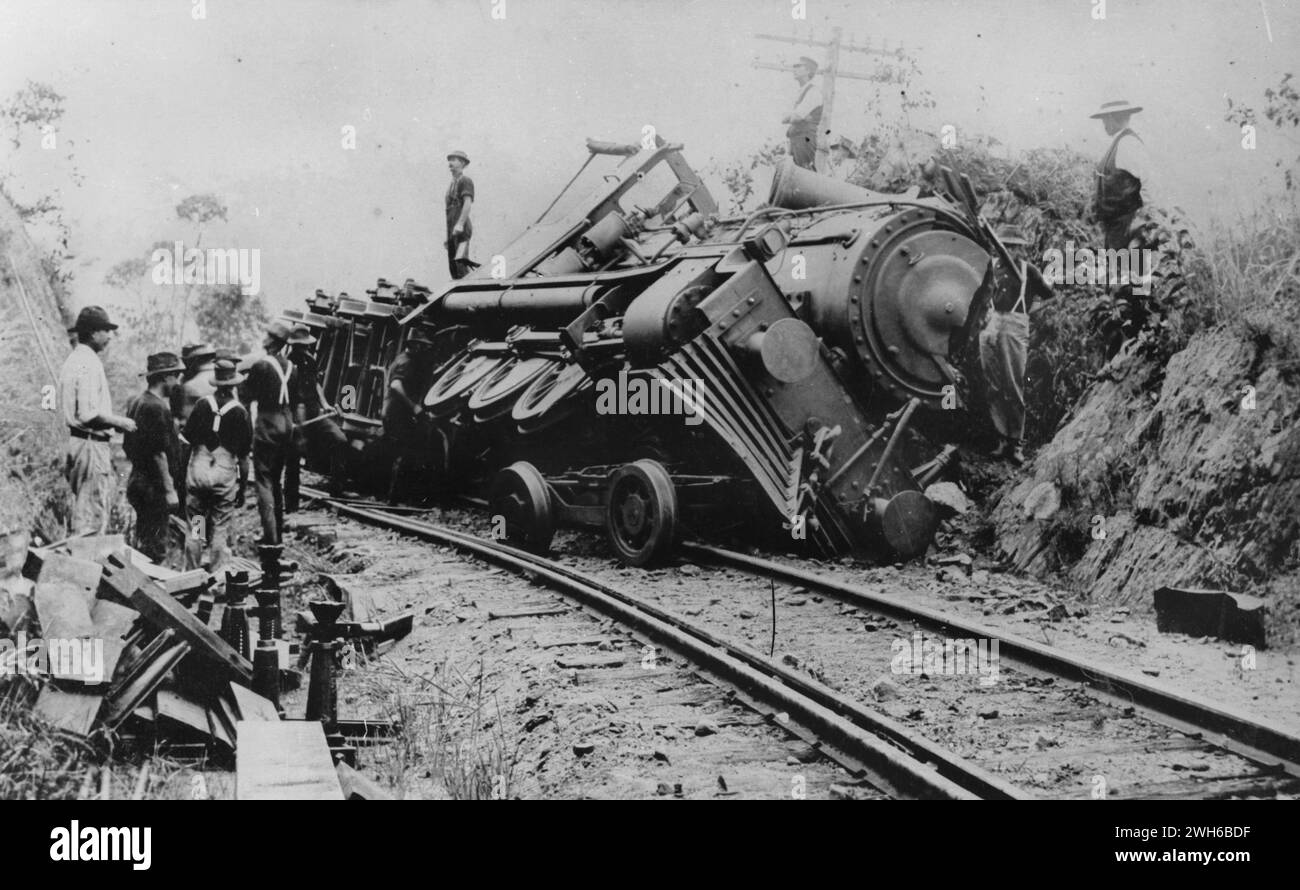 Rail de déraillement accident de locomotive Banque d'images noir et ...