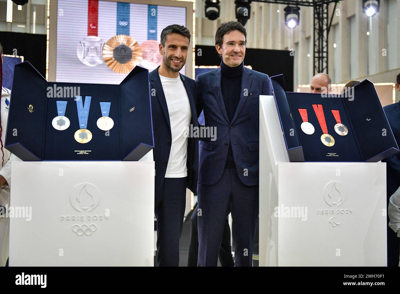 Président de Paris 2024, Tony Estanguet (l) pose aux côtés de image & environnement au LVMH ...