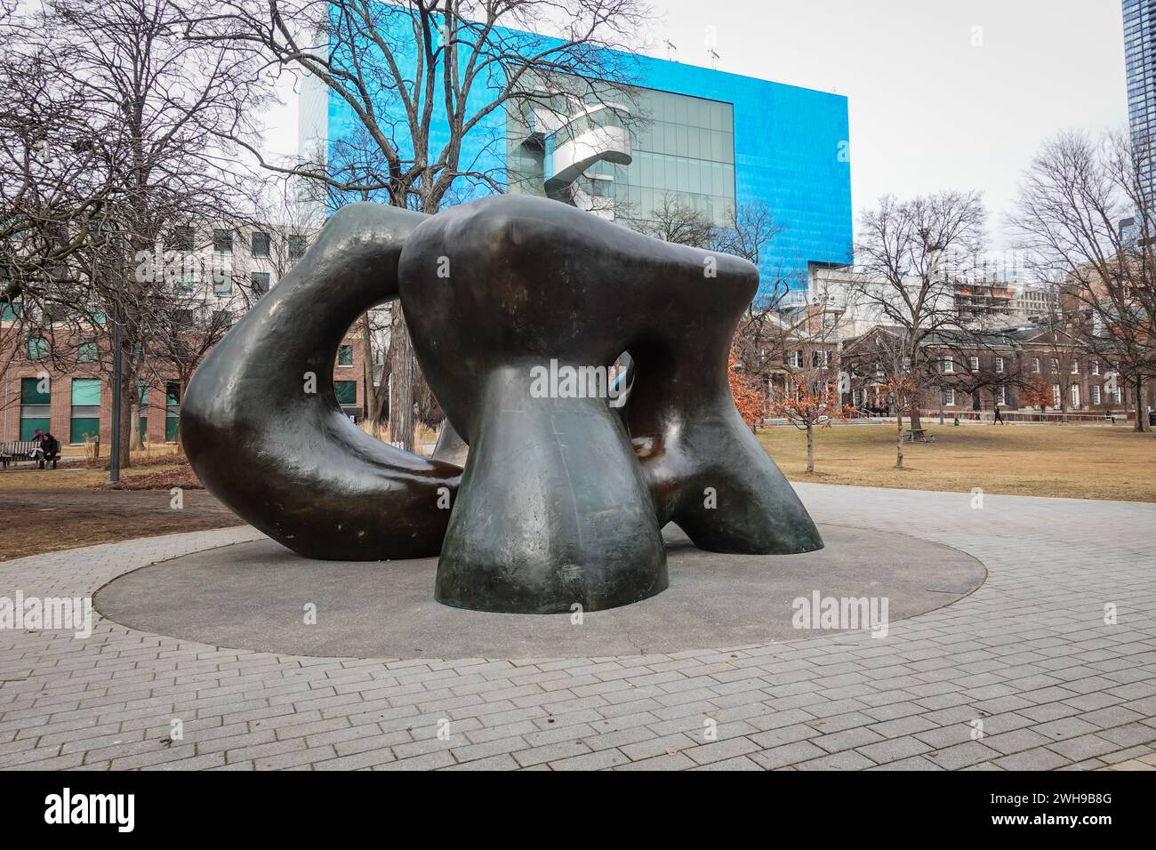 Sculpture monumentale en bronze de Henry Moore, de deux grandes formes ...