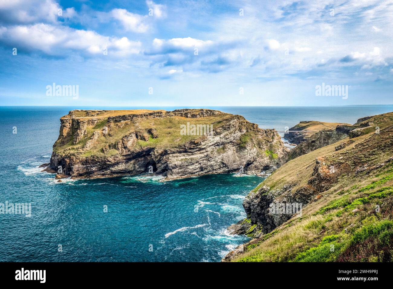 L'île, site d'une partie du château de Tintagel, avec les nouvelles et ...