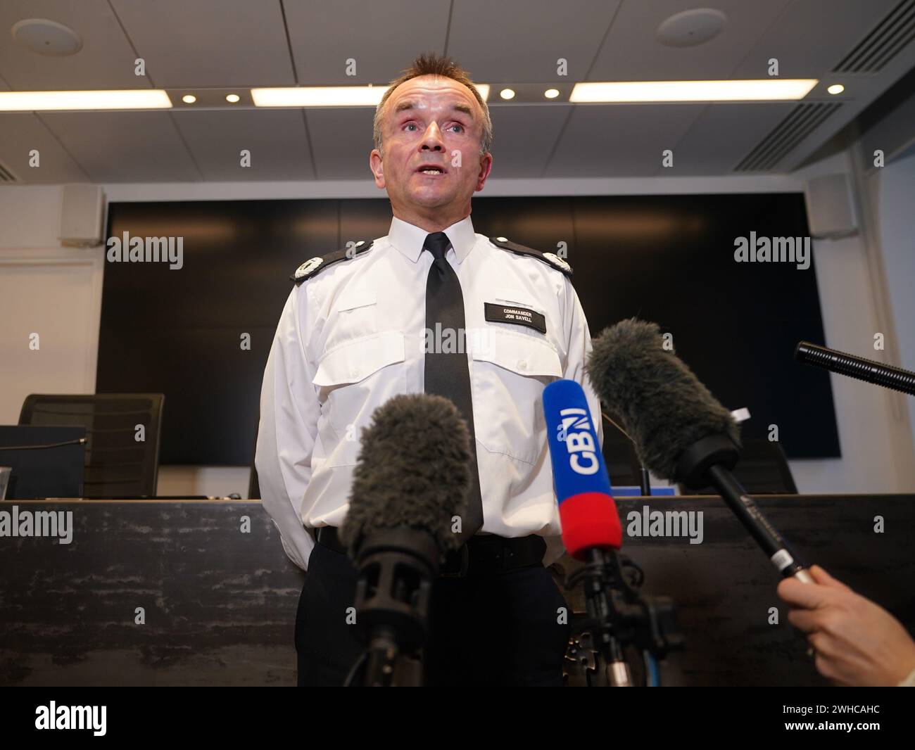 Commandant Jon Savell s'adressant aux médias à Scotland Yard à Londres ...