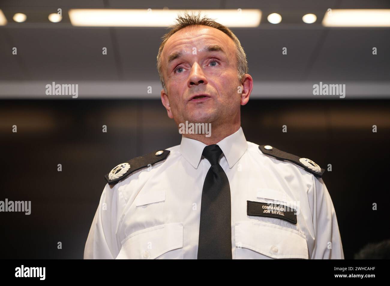 Commandant Jon Savell s'adressant aux médias à Scotland Yard à Londres ...