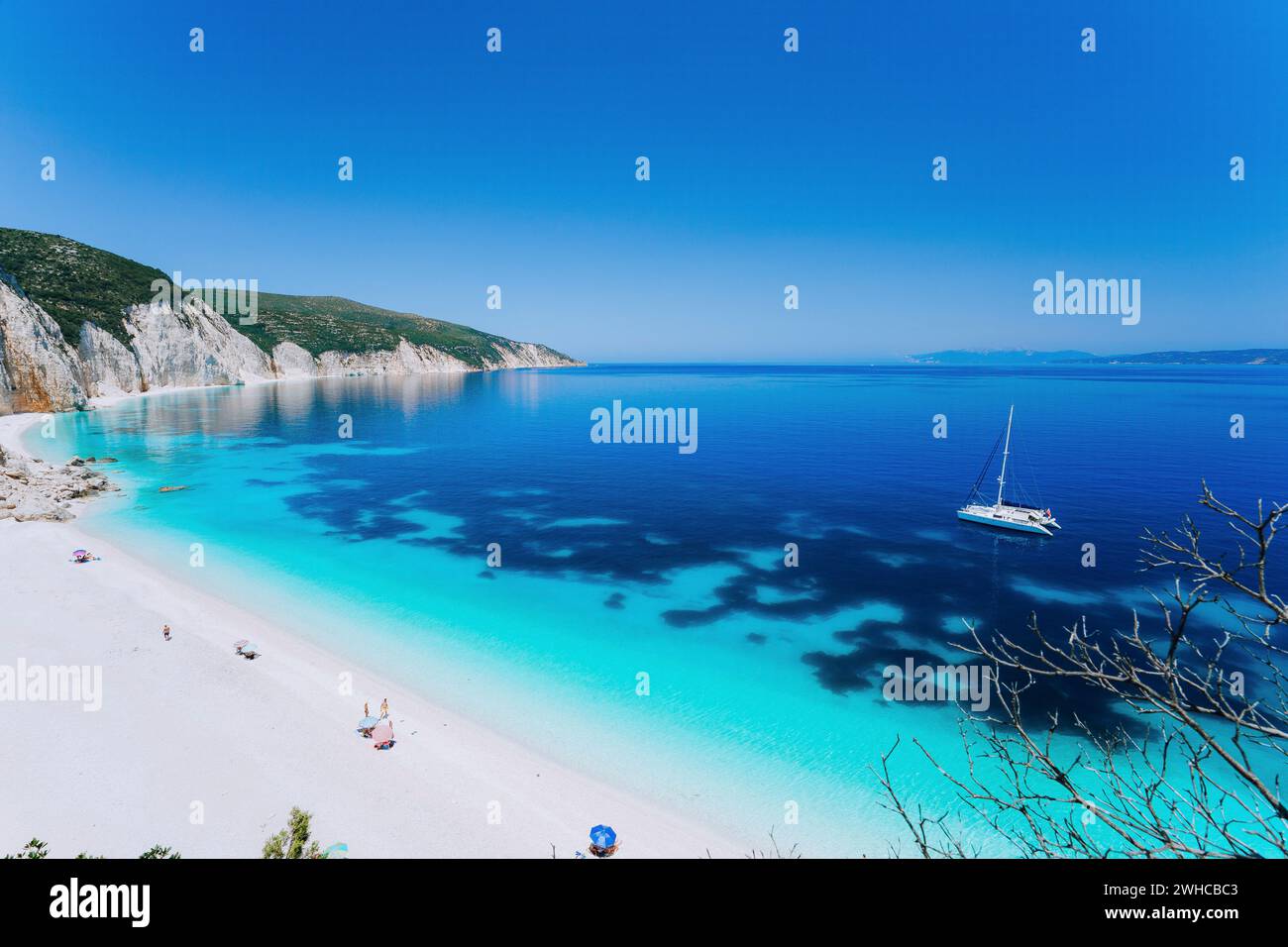 Le yacht solitaire blanc de catamaran dérive dans bleu clair des ...