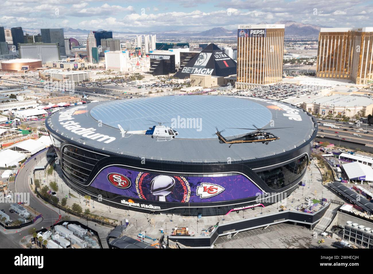 Un USS-60 Black Hawk et un Airbus AS350 A-Star effectuent un survol du stade Allegiant alors que ...