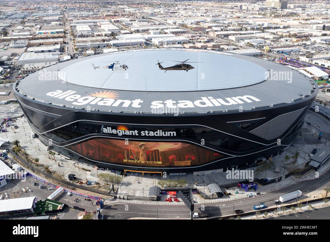 Un USS-60 Black Hawk et un Airbus AS350 A-Star effectuent un survol du stade Allegiant alors que ...